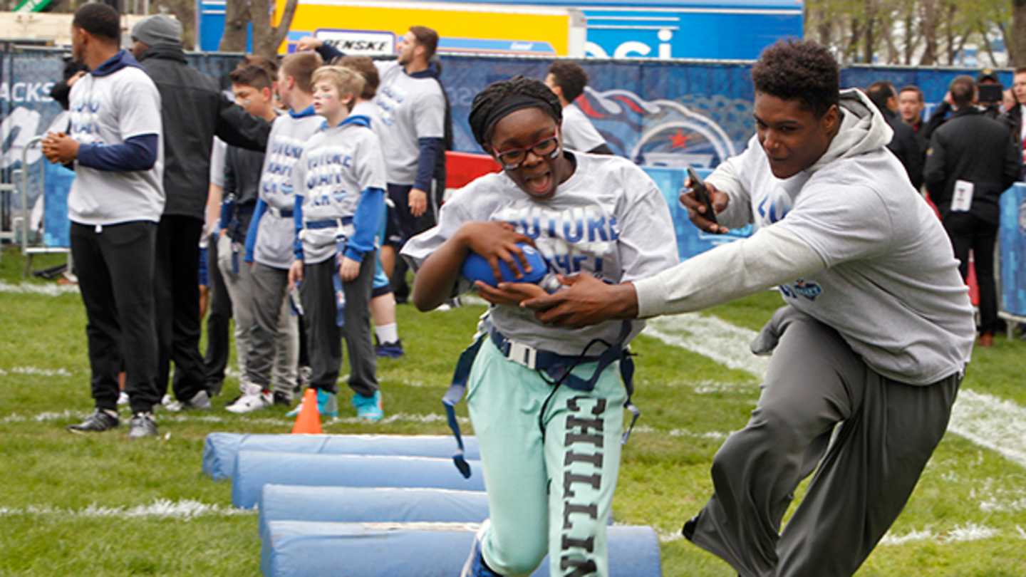 NFL Play 60 Delivers Playtime to Chicago School Kids - SI Kids: Sports ...
