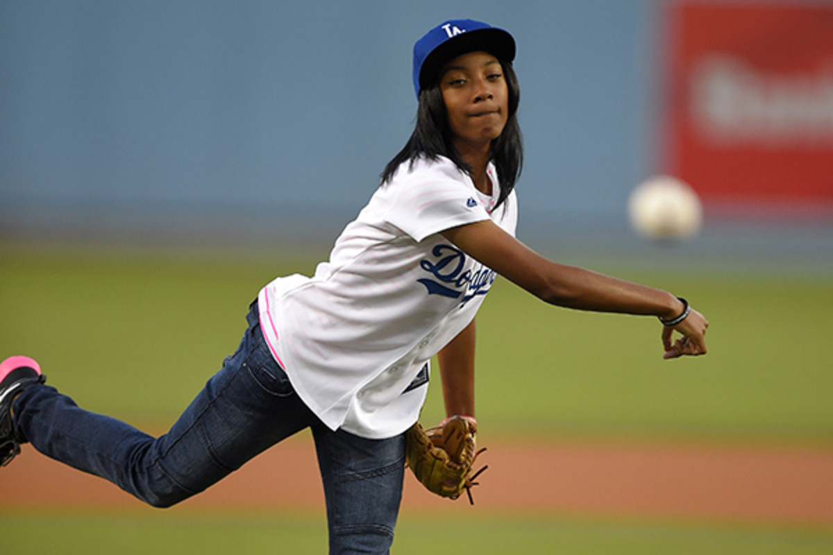 Mo'ne Throws Out First Pitch - SI Kids: Sports News for Kids, Kids ...