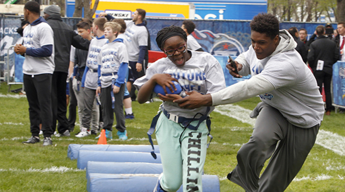NFL Play 60 Delivers Playtime to Chicago School Kids - SI Kids: Sports ...